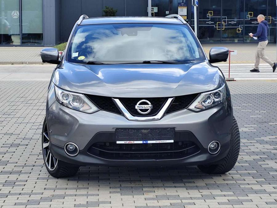 Grey Nissan Qashqai 2015 in Siauliai, with an engine capacity of 1.60 L and mileage of 250 thousand km for 8600 €, photo 5 on AUTOMOTO.COM.LV