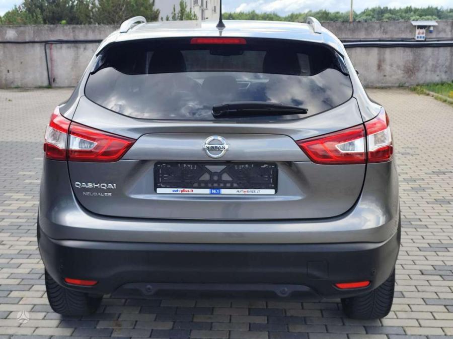Grey Nissan Qashqai 2015 in Siauliai, with an engine capacity of 1.60 L and mileage of 250 thousand km for 8600 €, photo 10 on AUTOMOTO.COM.LV