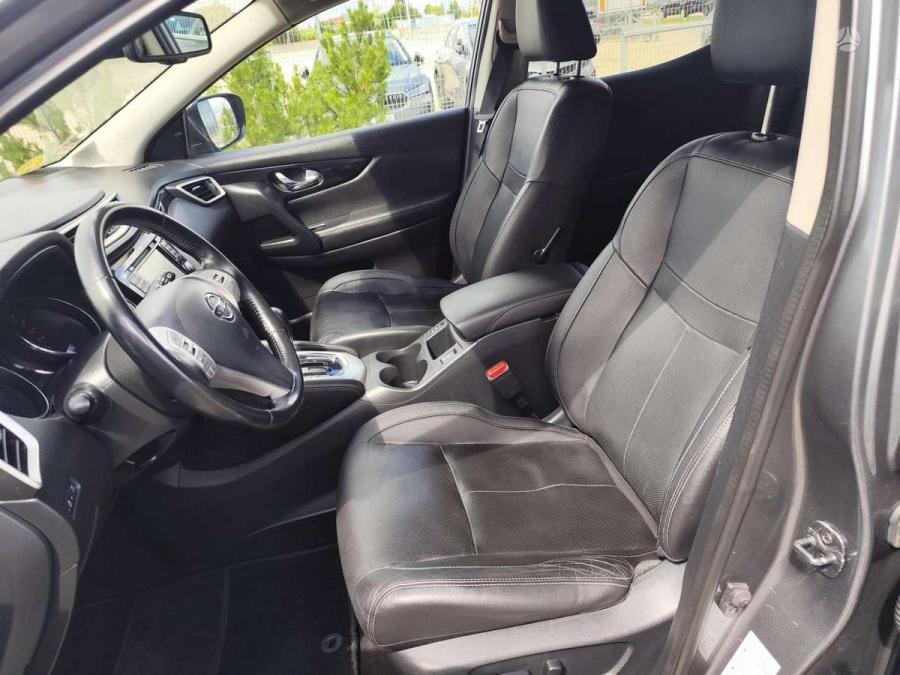 Grey Nissan Qashqai 2015 in Siauliai, with an engine capacity of 1.60 L and mileage of 250 thousand km for 8600 €, photo 12 on AUTOMOTO.COM.LV