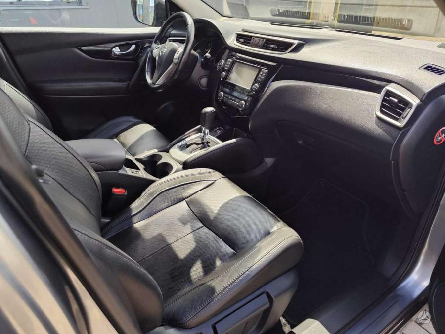 Grey Nissan Qashqai 2015 in Siauliai, with an engine capacity of 1.60 L and mileage of 250 thousand km for 8600 €, photo 13 on AUTOMOTO.COM.LV
