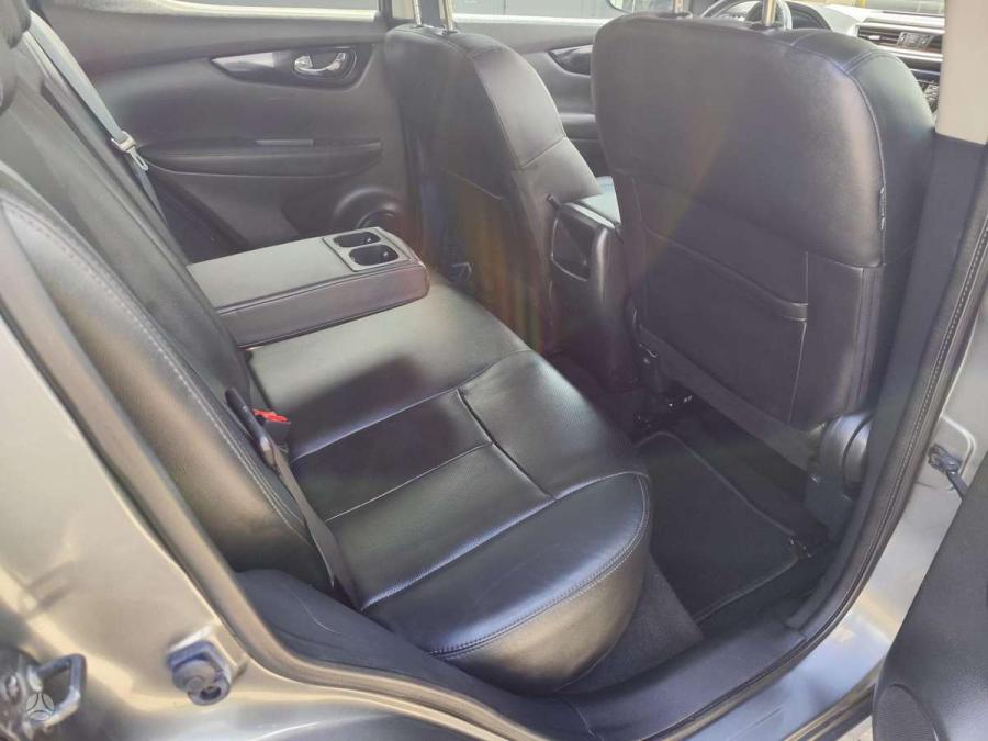 Grey Nissan Qashqai 2015 in Siauliai, with an engine capacity of 1.60 L and mileage of 250 thousand km for 8600 €, photo 16 on AUTOMOTO.COM.LV