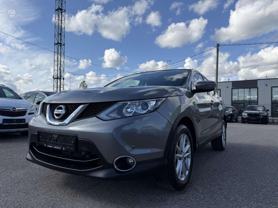 Grey Nissan Qashqai 2015 in Kaunas, with an engine capacity of 1.60 L and mileage of 140 thousand km for 9500 €, photo 1 on AUTOMOTO.COM.LV