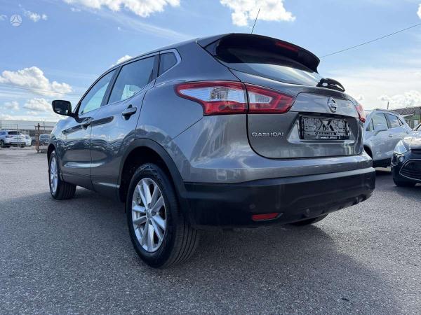 Grey Nissan Qashqai 2015 in Kaunas, with an engine capacity of 1.60 L and mileage of 140 thousand km for 9500 €, photo 3 on AUTOMOTO.COM.LV