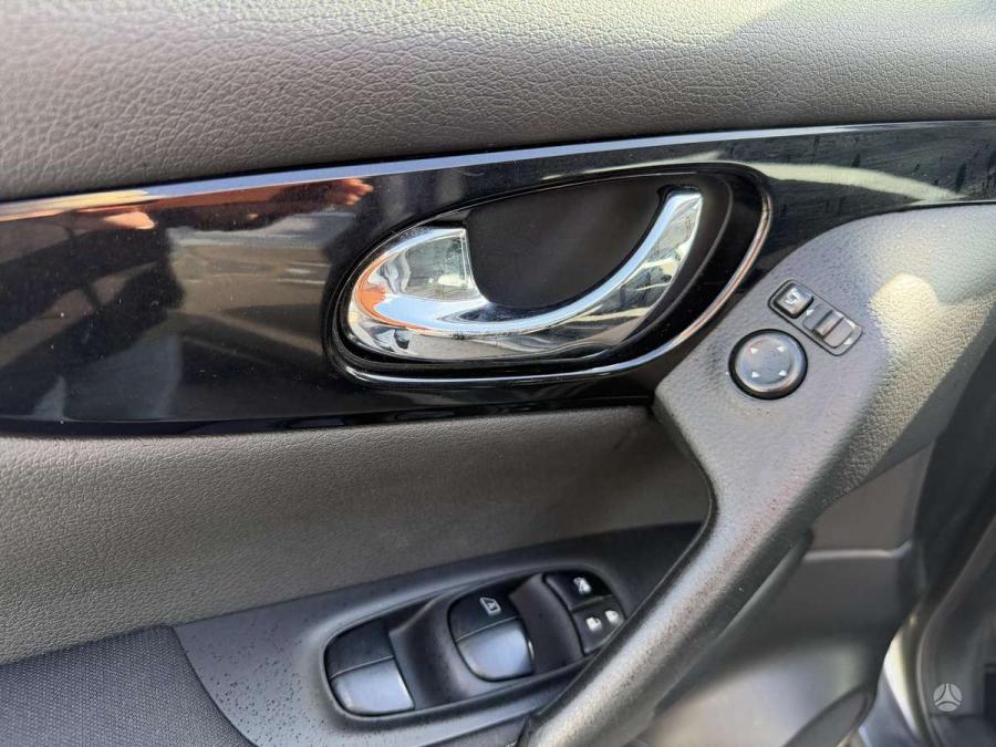 Grey Nissan Qashqai 2015 in Kaunas, with an engine capacity of 1.60 L and mileage of 140 thousand km for 9500 €, photo 6 on AUTOMOTO.COM.LV