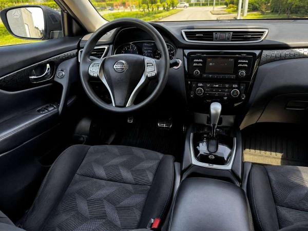 Grey Nissan Qashqai 2015 in Klaipeda, with an engine capacity of 2.50 L and mileage of 154 thousand km for 8450 €, photo 6 on AUTOMOTO.COM.LV