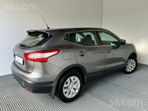 Grey Nissan Qashqai 2016 in Riga, with an engine capacity of 1.20 L and mileage of 162 thousand km for 7400 €, photo 2 on AUTOMOTO.COM.LV