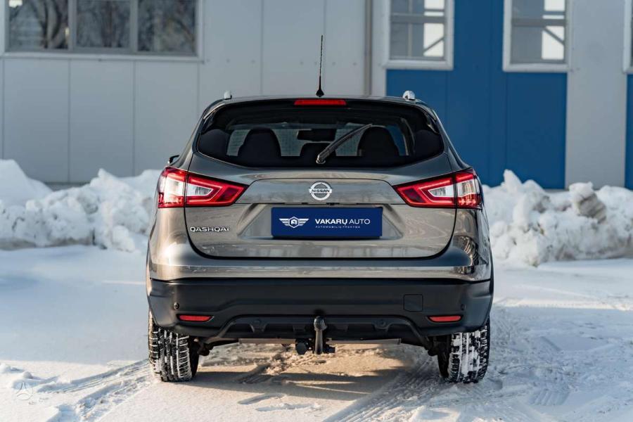 Grey Nissan Qashqai 2016 in Klaipeda, with an engine capacity of 1.60 L and mileage of 184 thousand km for 8900 €, photo 4 on AUTOMOTO.COM.LV