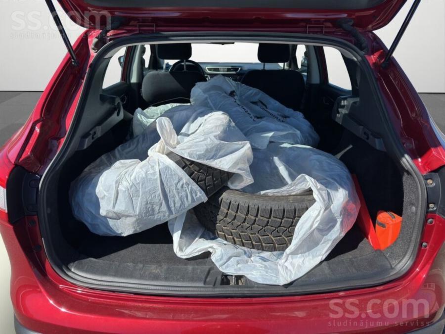 Grey Nissan Qashqai 2016 in Riga, with an engine capacity of 1.20 L and mileage of 129 thousand km for 8490 €, photo 16 on AUTOMOTO.COM.LV