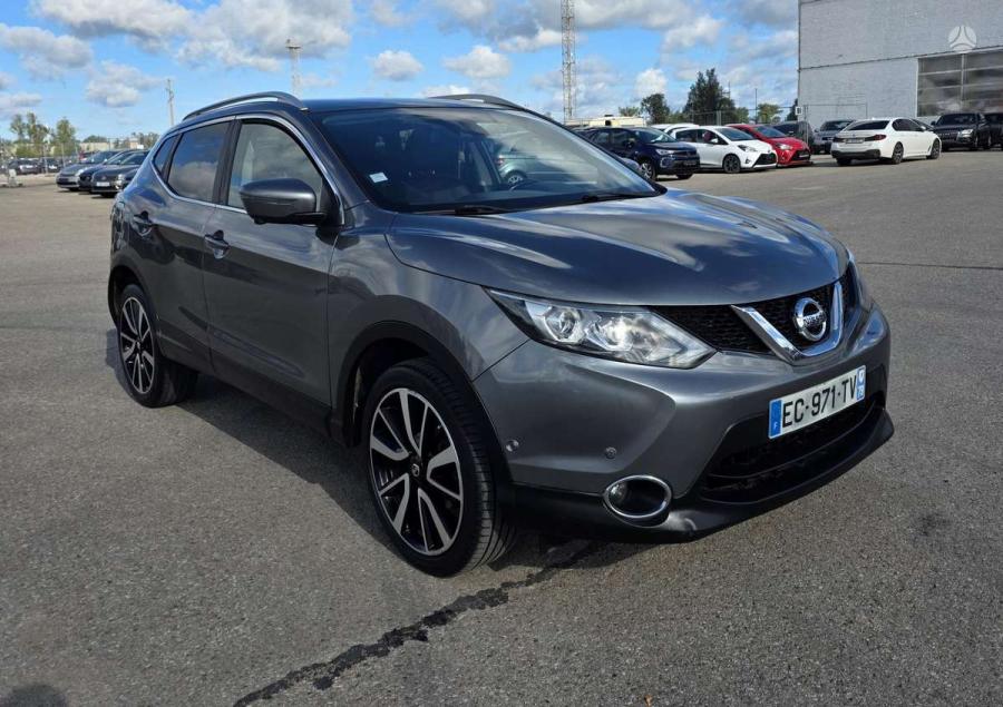 Grey Nissan Qashqai 2016 in Marijampole, with an engine capacity of 1.60 L and mileage of 202 thousand km for 8500 €, photo 3 on AUTOMOTO.COM.LV