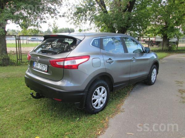 Nissan Qashqai 2016 in Riga on AUTOMOTO.COM.LV Grey Nissan Qashqai 2016 in Riga, with an engine capacity of 1.60 L and mileage of 328 thousand km for 6499 €, photo 5 on AUTOMOTO.COM.LV
