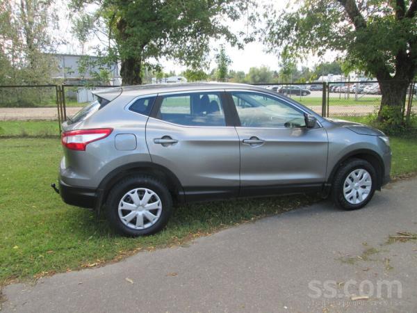 Nissan Qashqai 2016 in Riga on AUTOMOTO.COM.LV Grey Nissan Qashqai 2016 in Riga, with an engine capacity of 1.60 L and mileage of 328 thousand km for 6499 €, photo 6 on AUTOMOTO.COM.LV