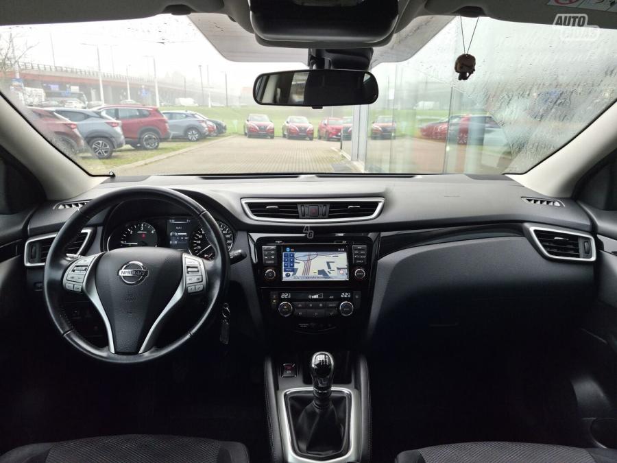 Grey Nissan Qashqai 2016 in Vilnius, with an engine capacity of 1.60 L and mileage of 203 thousand km for 8400 €, photo 1 on AUTOMOTO.COM.LV