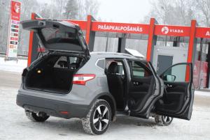 Grey Nissan Qashqai 2017 in Riga, with an engine capacity of 1.20 L and mileage of 134 thousand km for 9990 €, photo 7 on AUTOMOTO.COM.LV