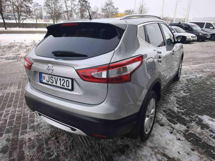 Grey Nissan Qashqai 2017 in Siauliai, with an engine capacity of 1.60 L and mileage of 131 thousand km for 12990 €, photo 4 on AUTOMOTO.COM.LV