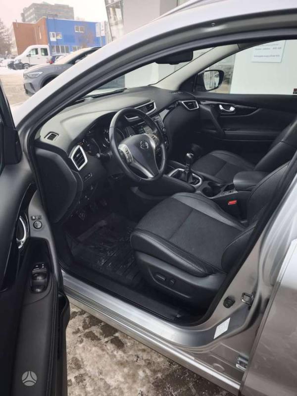 Grey Nissan Qashqai 2017 in Siauliai, with an engine capacity of 1.60 L and mileage of 131 thousand km for 12990 €, photo 6 on AUTOMOTO.COM.LV