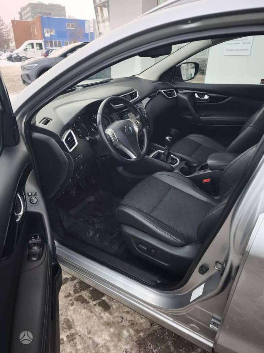 Grey Nissan Qashqai 2017 in Siauliai, with an engine capacity of 1.60 L and mileage of 131 thousand km for 12990 €, photo 6 on AUTOMOTO.COM.LV