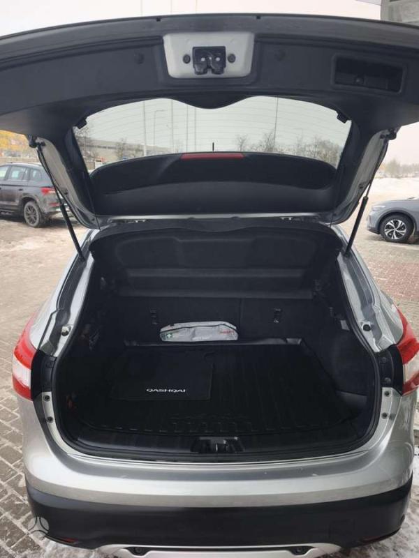 Grey Nissan Qashqai 2017 in Siauliai, with an engine capacity of 1.60 L and mileage of 131 thousand km for 12990 €, photo 10 on AUTOMOTO.COM.LV