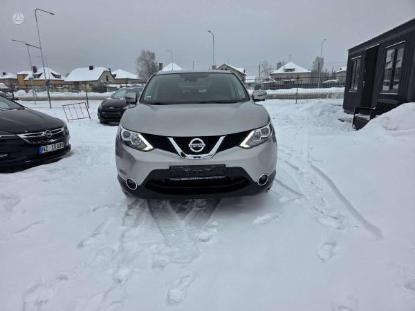 Grey Nissan Qashqai 2017 in Siauliai, with an engine capacity of 1.20 L and mileage of 201 thousand km for 7700 €, photo 3 on AUTOMOTO.COM.LV