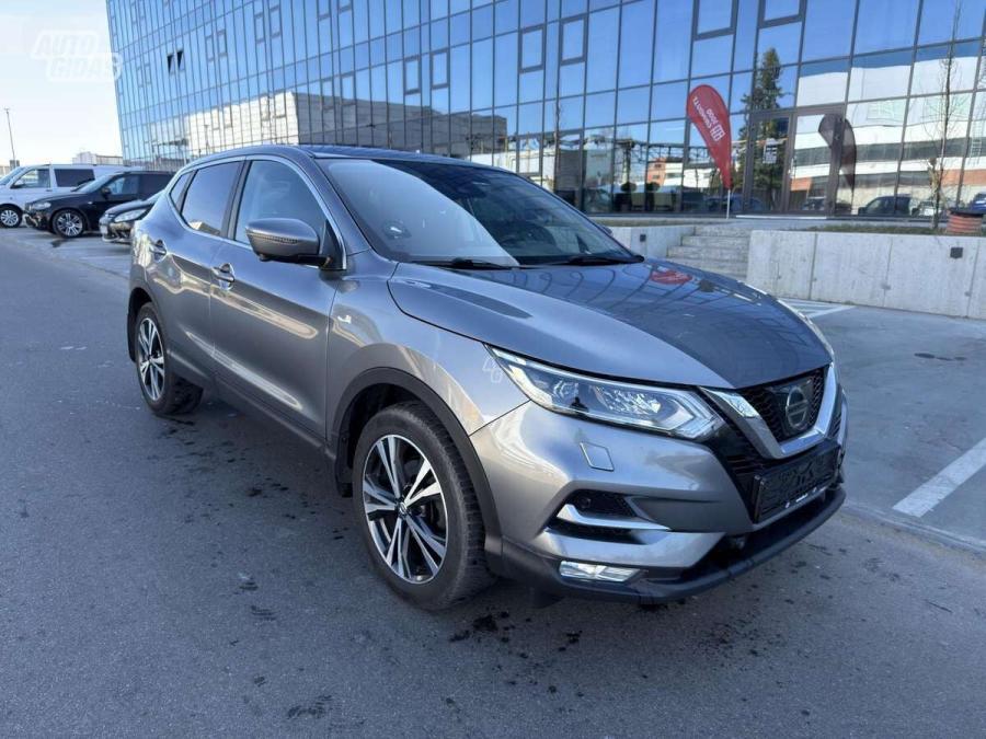 Grey Nissan Qashqai 2017 in Kaunas, with an engine capacity of 1.50 L and mileage of 270 thousand km for 9999 €, photo 1 on AUTOMOTO.COM.LV