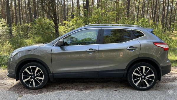 Grey Nissan Qashqai 2017 in Vilnius, with an engine capacity of 1.60 L and mileage of 140 thousand km for 12000 €, photo 2 on AUTOMOTO.COM.LV