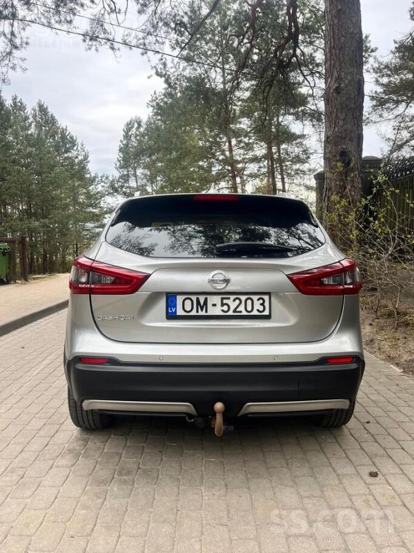 Grey Nissan Qashqai 2017 in Riga, with an engine capacity of 1.20 L and mileage of 156 thousand km for 8800 €, photo 3 on AUTOMOTO.COM.LV