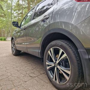 Grey Nissan Qashqai 2018 in Daugavpils, with an engine capacity of 1.60 L and mileage of 177 thousand km for 12500 €, photo 10 on AUTOMOTO.COM.LV