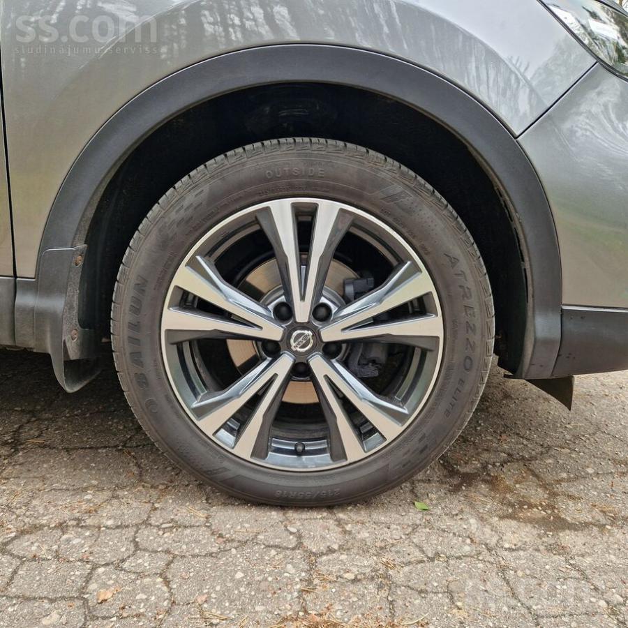 Grey Nissan Qashqai 2018 in Daugavpils, with an engine capacity of 1.60 L and mileage of 177 thousand km for 12500 €, photo 11 on AUTOMOTO.COM.LV
