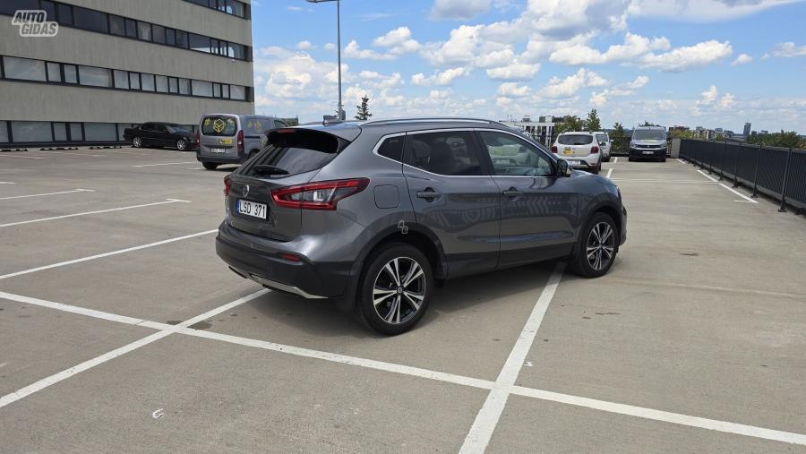 Grey Nissan Qashqai 2018 in Vilnius, with an engine capacity of 1.20 L and mileage of 78 thousand km for 10999 €, photo 1 on AUTOMOTO.COM.LV