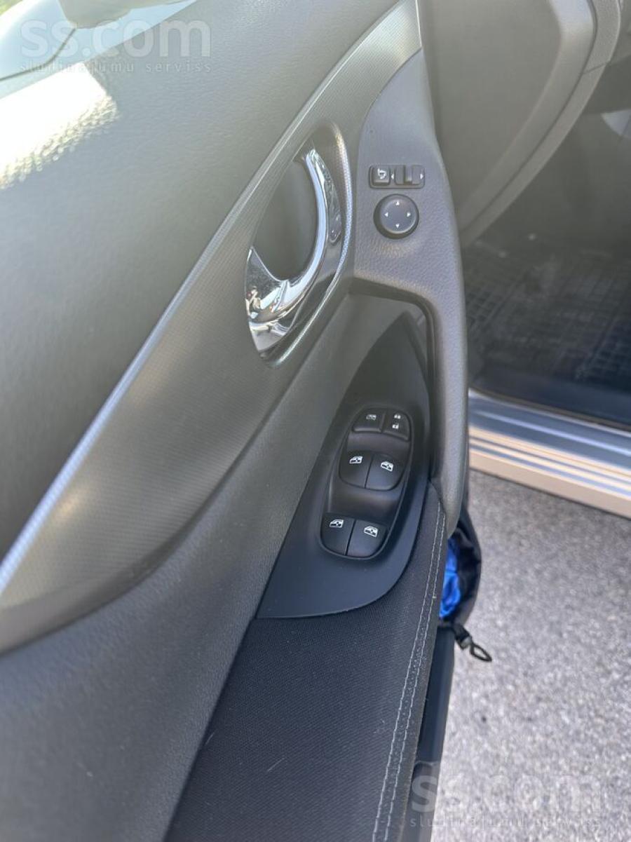 Grey Nissan Qashqai 2018 in Dobele, with an engine capacity of 1.30 L and mileage of 135 thousand km for 13200 €, photo 9 on AUTOMOTO.COM.LV