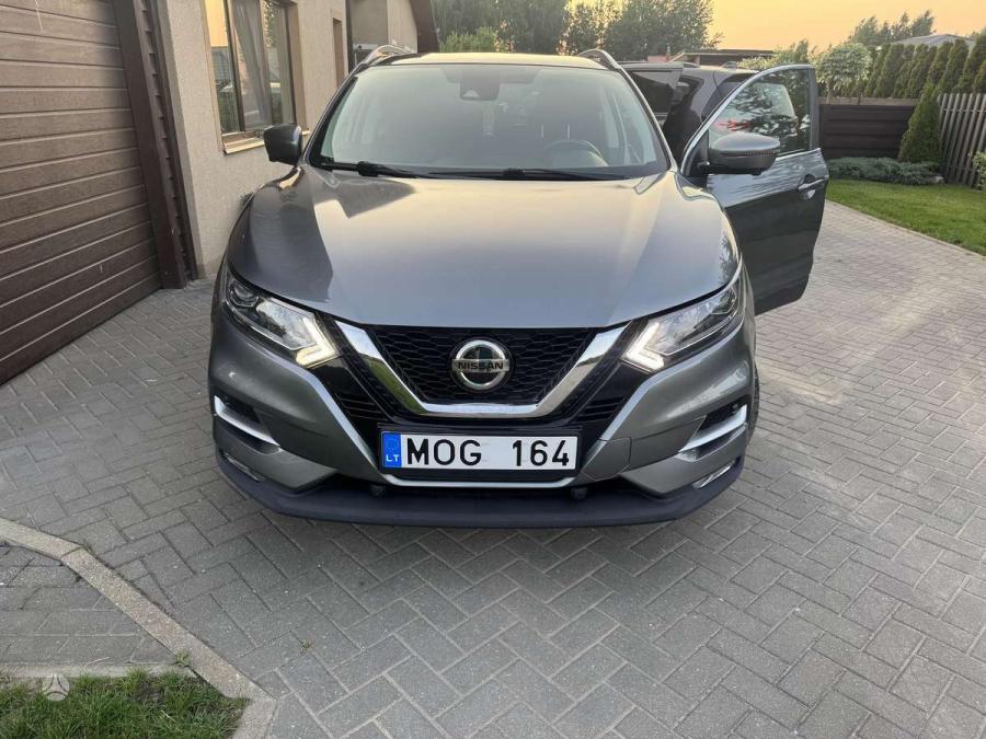 Grey Nissan Qashqai 2018 in Kaunas, with an engine capacity of 1.20 L and mileage of 186 thousand km for 10500 €, photo 1 on AUTOMOTO.COM.LV