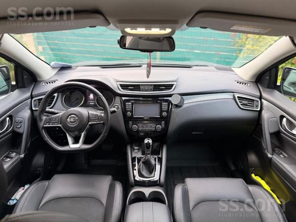 Grey Nissan Qashqai 2018 in Riga, with an engine capacity of 1.20 L and mileage of 105 thousand km for 15990 €, photo 5 on AUTOMOTO.COM.LV