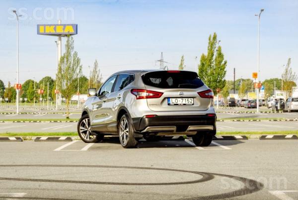 Nissan Qashqai 2018 in Riga on AUTOMOTO.COM.LV Grey Nissan Qashqai 2018 in Riga, with an engine capacity of 1.20 L and mileage of 203 thousand km for 10490 €, photo 9 on AUTOMOTO.COM.LV