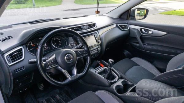 Nissan Qashqai 2018 in Riga on AUTOMOTO.COM.LV Grey Nissan Qashqai 2018 in Riga, with an engine capacity of 1.20 L and mileage of 203 thousand km for 10490 €, photo 11 on AUTOMOTO.COM.LV