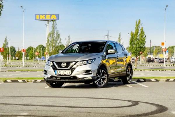 Grey Nissan Qashqai 2018 in Riga, with an engine capacity of 1.20 L and mileage of 203 thousand km for 10490 €, photo 1 on AUTOMOTO.COM.LV