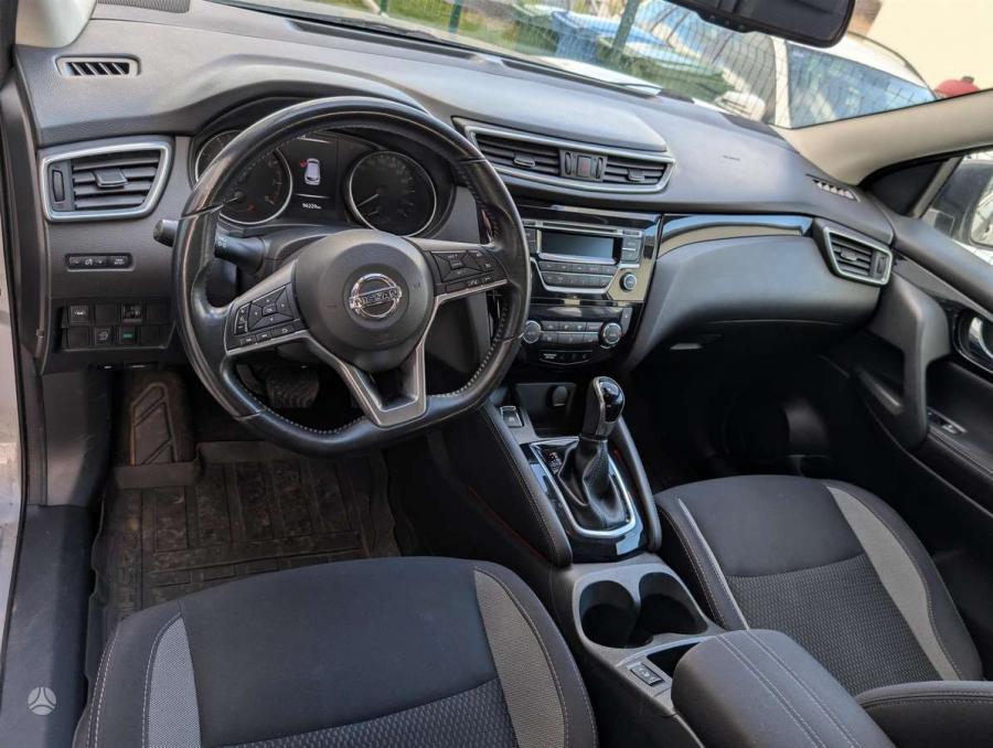 Grey Nissan Qashqai 2018 in Kaunas, with an engine capacity of 1.20 L and mileage of 98 thousand km for 10200 €, photo 7 on AUTOMOTO.COM.LV