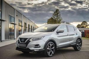 Grey Nissan Qashqai 2018 in Kaunas, with an engine capacity of 1.20 L and mileage of 125 thousand km for 12200 €, photo  on AUTOMOTO.COM.LV