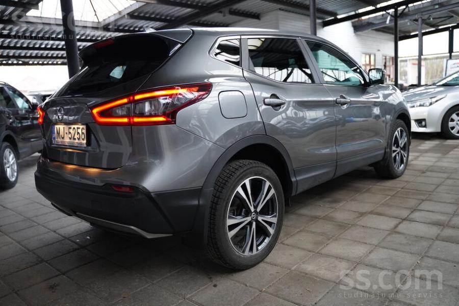Grey Nissan Qashqai 2019 in Riga, with an engine capacity of 1.30 L and mileage of 31 thousand km for 14500 €, photo 4 on AUTOMOTO.COM.LV