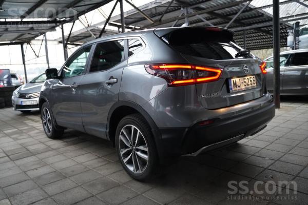 Grey Nissan Qashqai 2019 in Riga, with an engine capacity of 1.30 L and mileage of 31 thousand km for 12500 €, photo 3 on AUTOMOTO.COM.LV