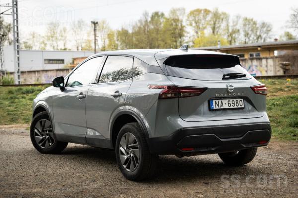 Pelēks Nissan Qashqai 2021 Tukums, ar dzinēja tilpumu 1.30 L un nobraukumu 80 tūkst. km par 18888 €, foto 3 vietnē AUTOMOTO.COM.LV
