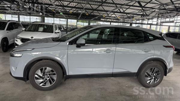 Grey Nissan Qashqai 2021 in Riga, with an engine capacity of 1.30 L and mileage of 41 thousand km for 18900 €, photo 2 on AUTOMOTO.COM.LV