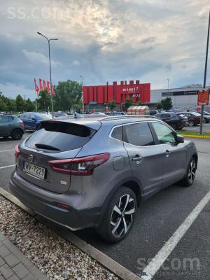 Grey Nissan Qashqai 2021 in Riga, with an engine capacity of 1.30 L and mileage of 60 thousand km for 15900 €, photo 4 on AUTOMOTO.COM.LV