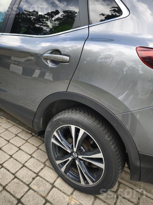 Grey Nissan Qashqai 2021 in Riga, with an engine capacity of 1.30 L and mileage of 40 thousand km for 18000 €, photo 1 on AUTOMOTO.COM.LV
