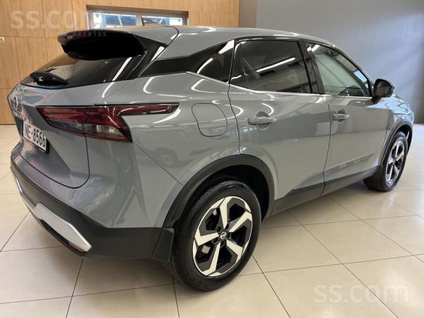 Grey Nissan Qashqai 2022 in Riga, with an engine capacity of 1.30 L and mileage of 51 thousand km for 21900 €, photo 4 on AUTOMOTO.COM.LV