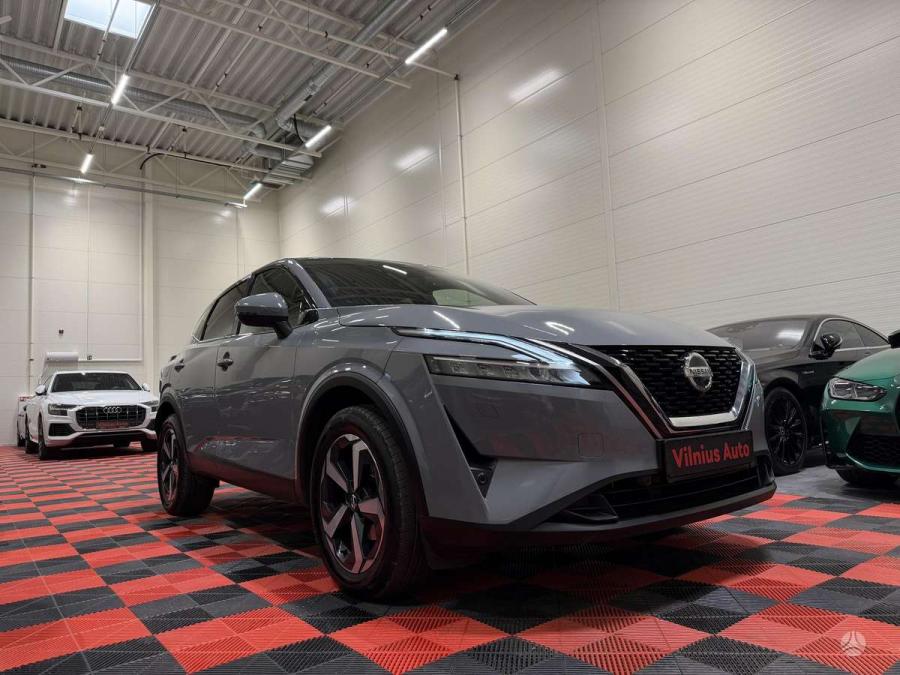 Grey Nissan Qashqai 2022 in Vilnius, with an engine capacity of 1.33 L and mileage of 53 thousand km for 23990 €, photo 4 on AUTOMOTO.COM.LV