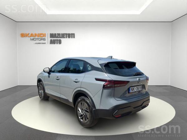 Grey Nissan Qashqai 2023 in Riga, with an engine capacity of 1.30 L and mileage of 32 thousand km for 21290 €, photo 4 on AUTOMOTO.COM.LV