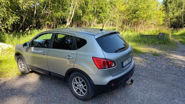 Pelēks Nissan Qashqai 2008 Tallina, ar dzinēja tilpumu 2.00 L un nobraukumu 320 tūkst. km par 2500 €, foto 1 vietnē AUTOMOTO.COM.LV