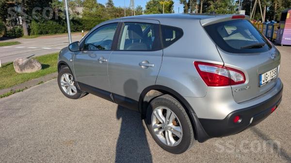 Grey Nissan Qashqai 2013 in Ogre, with an engine capacity of 1.60 L and mileage of 139 thousand km for 6500 €, photo 2 on AUTOMOTO.COM.LV