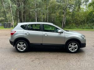 Grey Nissan Qashqai 2013 in Riga, with an engine capacity of 1.60 L and mileage of 0 thousand km for 6899 €, photo 7 on AUTOMOTO.COM.LV