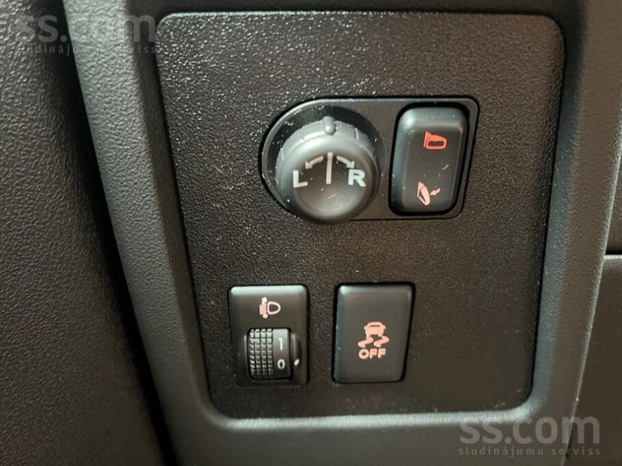 Grey Nissan Qashqai 2013 in Riga, with an engine capacity of 1.60 L and mileage of 0 thousand km for 6899 €, photo 17 on AUTOMOTO.COM.LV