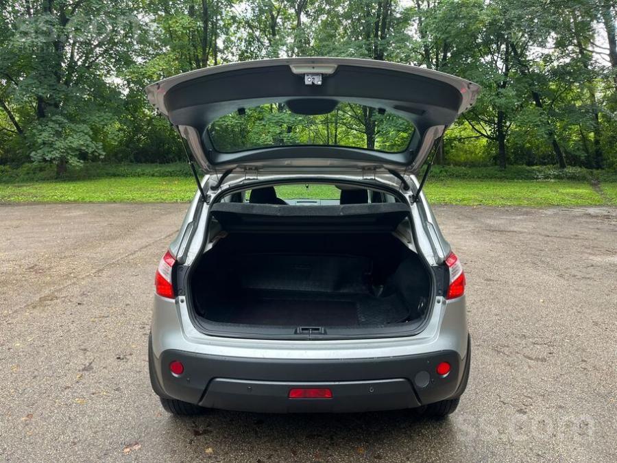 Grey Nissan Qashqai 2013 in Riga, with an engine capacity of 1.60 L and mileage of 0 thousand km for 6899 €, photo 25 on AUTOMOTO.COM.LV